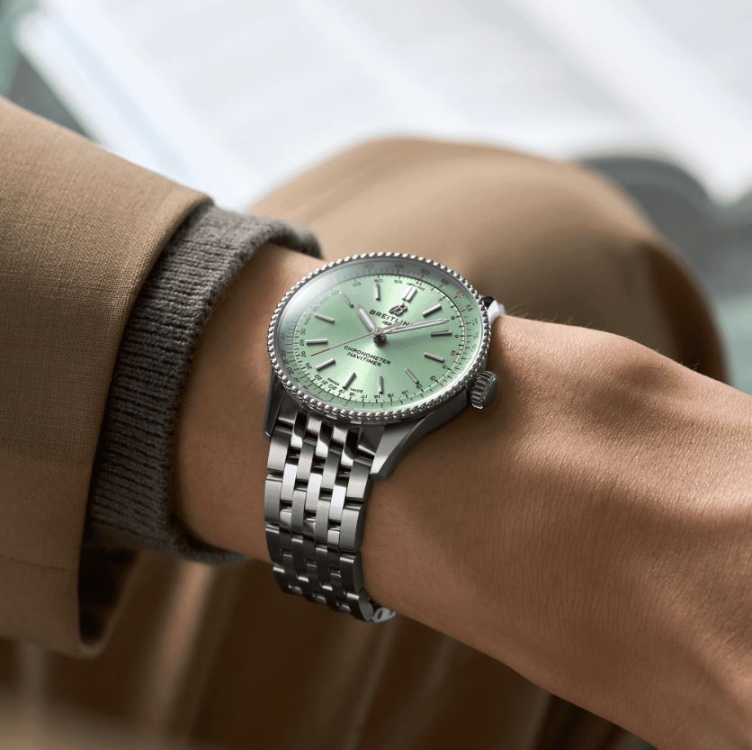 Deze Breitling Navitimer Automatic 36 Mint green, green alligator ...