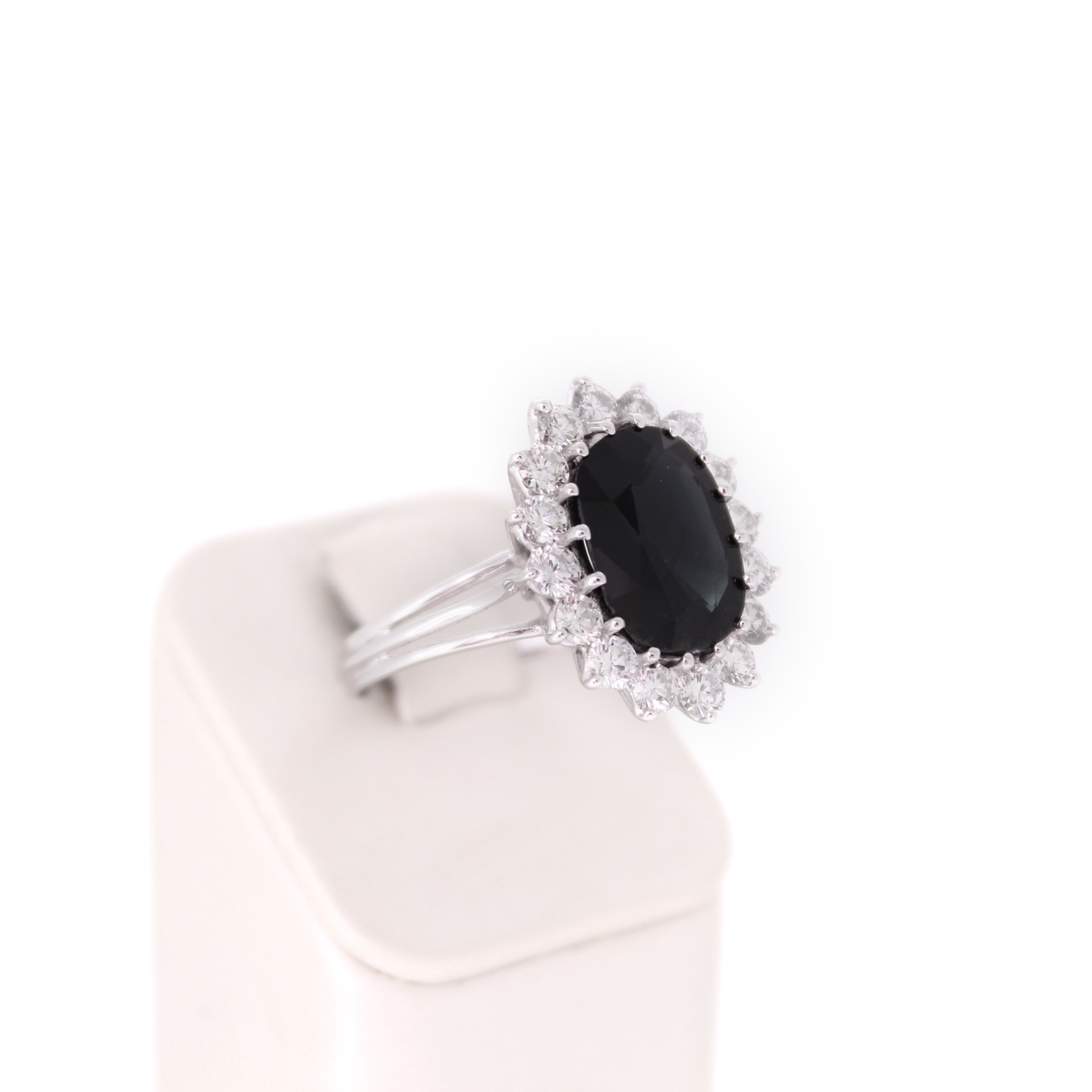 Pré-owned Ring met Saffier en Briljanten – 18 kt Witgoud | Juwelier ...