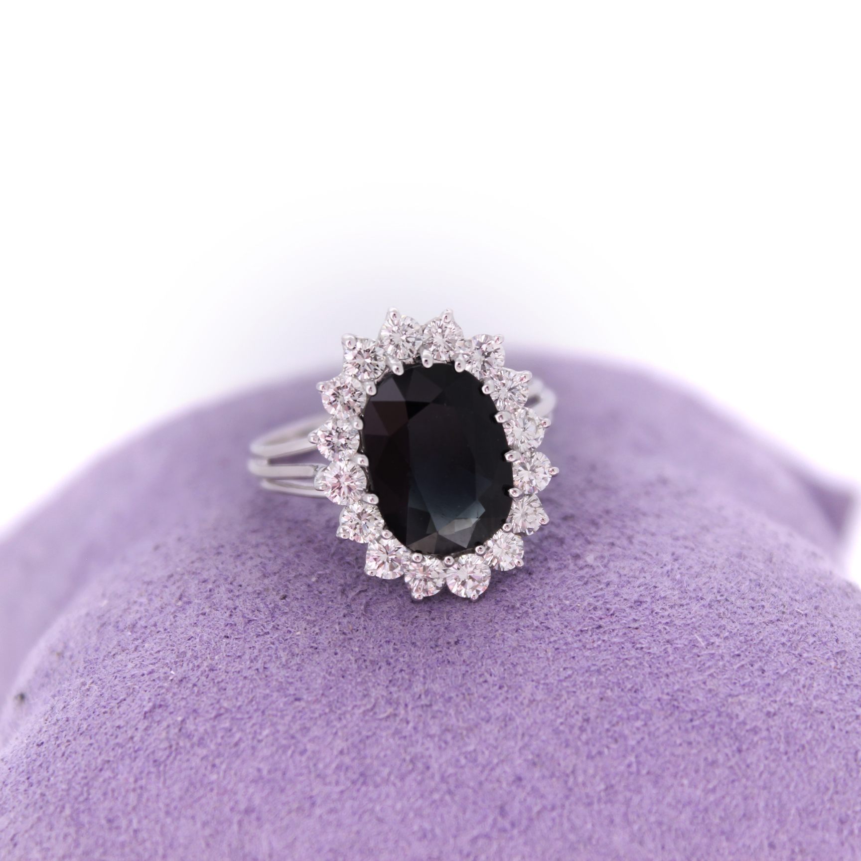 Pré-owned Ring met Saffier en Briljanten – 18 kt Witgoud | Juwelier ...