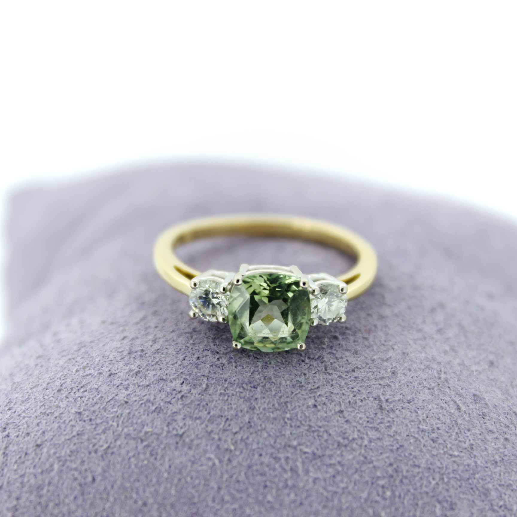 Tweedehands bicolor ring 18 karaat met briljanten en groene saffier