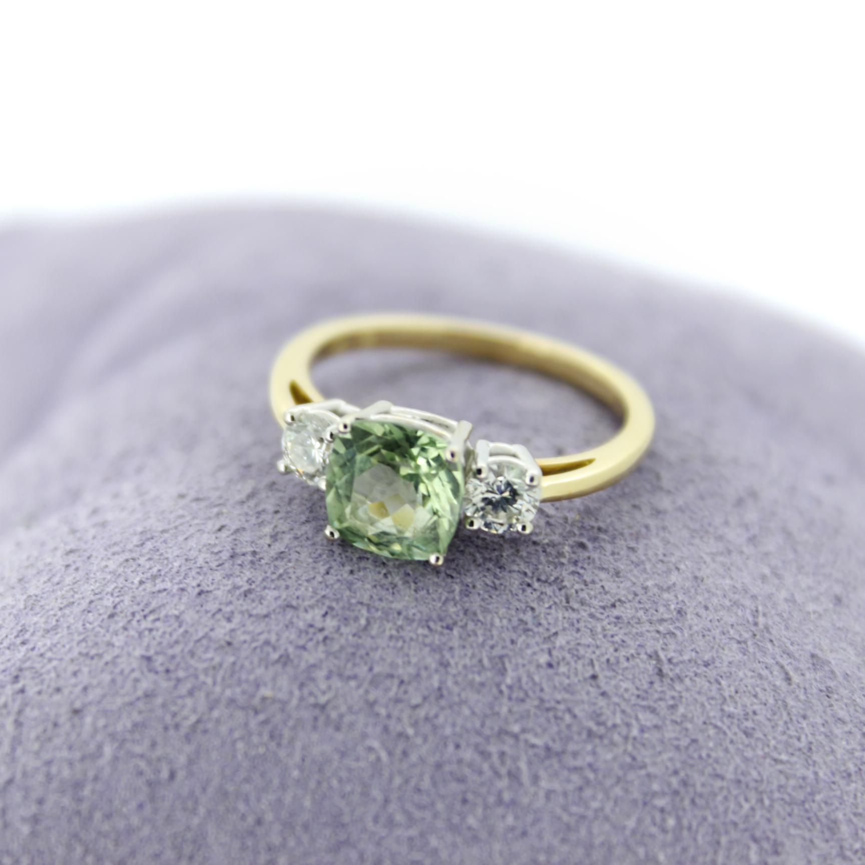 Tweedehands bicolor ring 18 karaat met briljanten en groene saffier