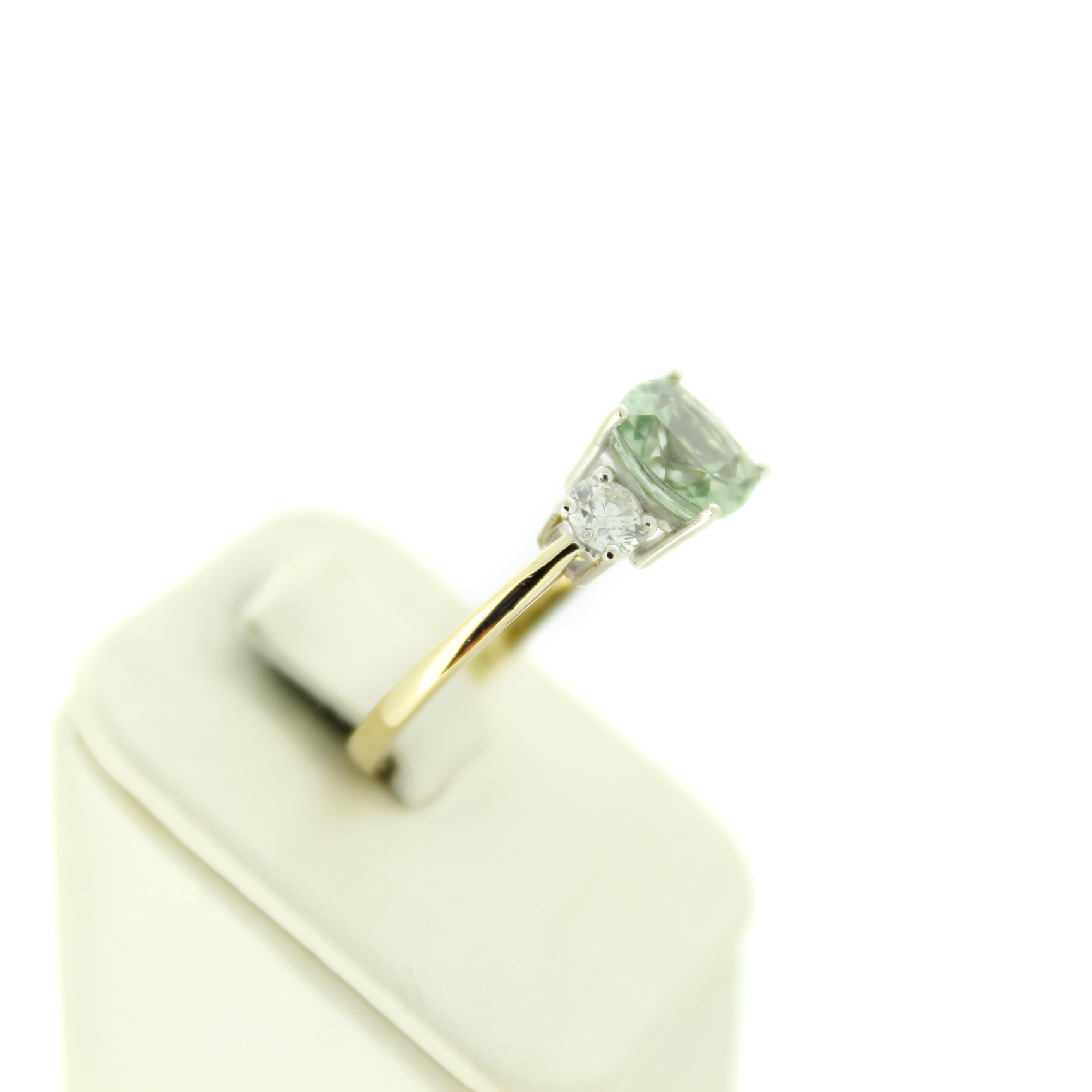 Tweedehands bicolor ring 18 karaat met briljanten en groene saffier